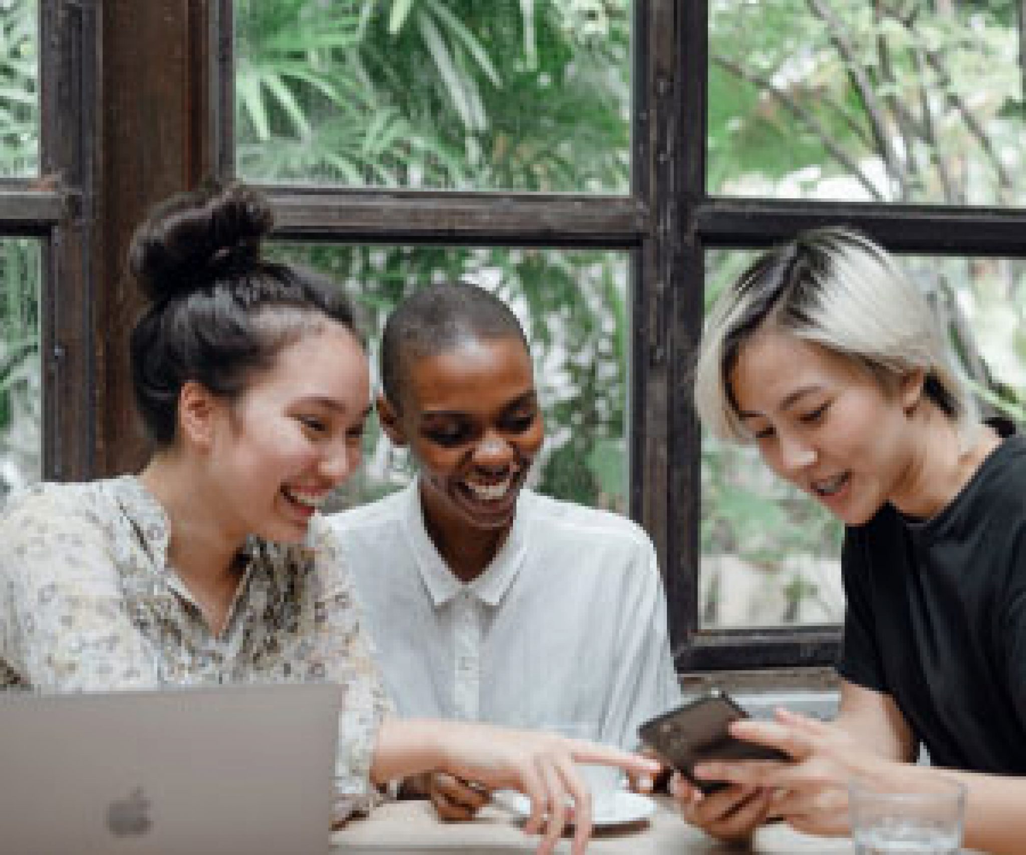 10 Tips How To Vlog in Public: How To Be Confident? - Vlogtribe