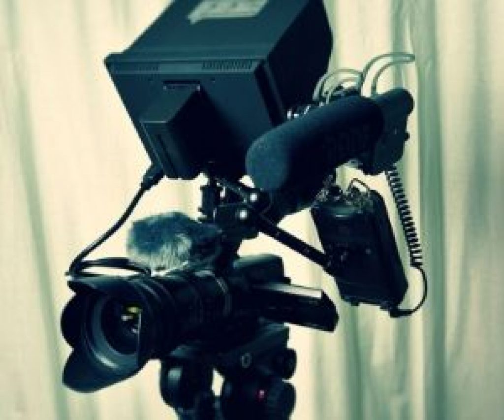 Camcorder vs. DSLR: Best for Vlogging [Comparison] - Vlogtribe